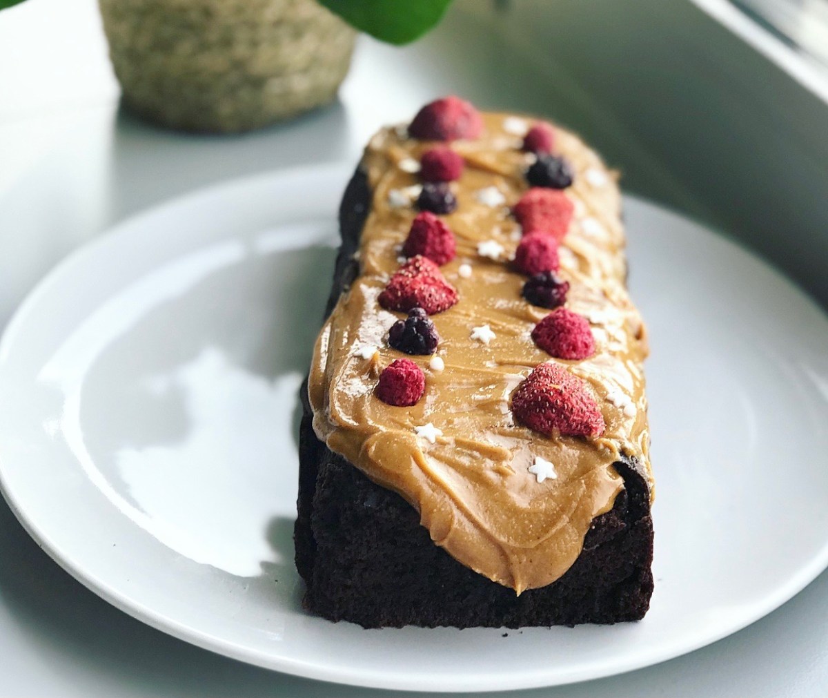 Spongy Chocolate Cake with Peanut Icing – Blueberrysmiles